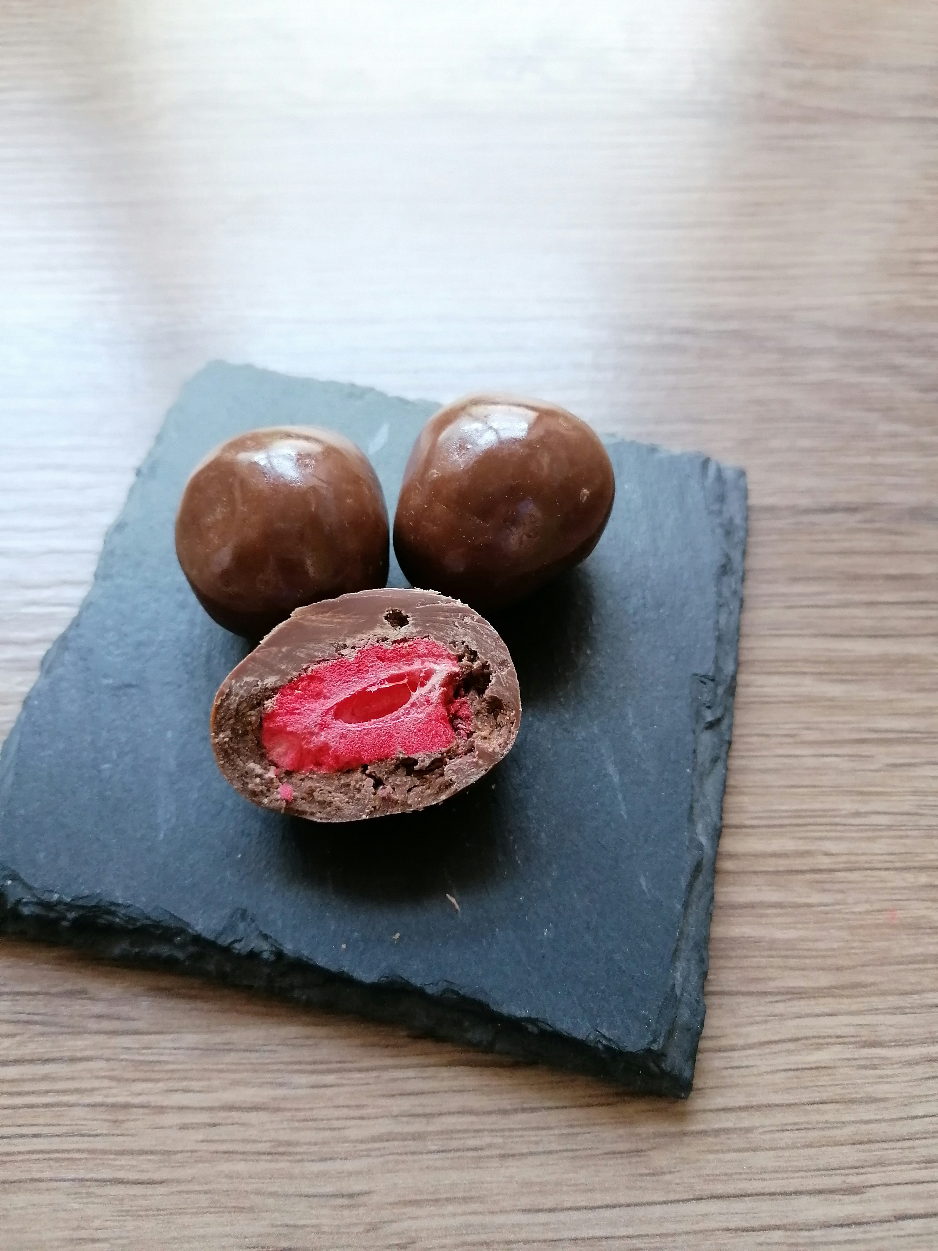 Freeze-dried strawberries in milk chocolate | KoRo Swiss