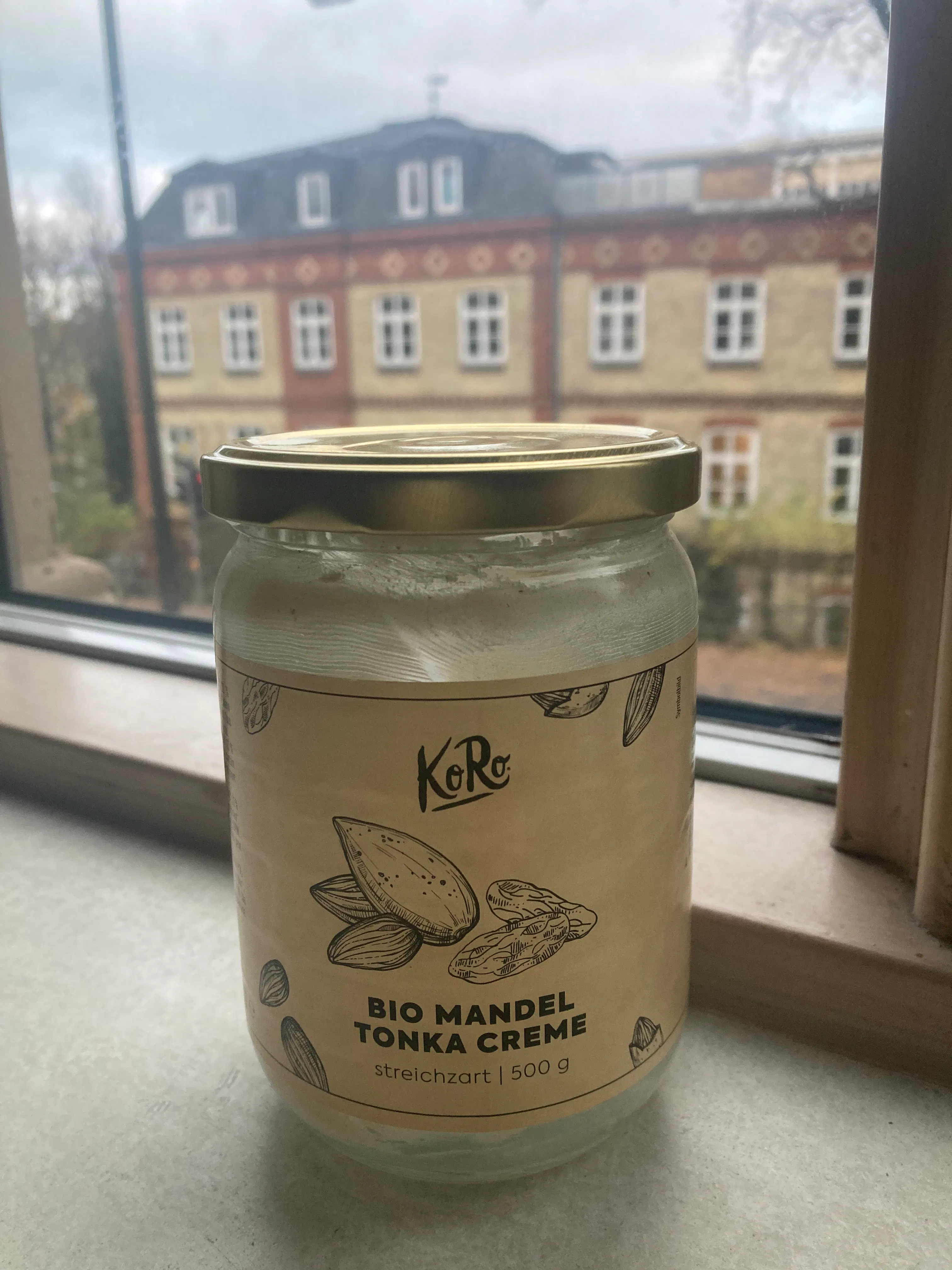 Smooth and tasty: Buy organic almond tonka nut butter now! | KoRo