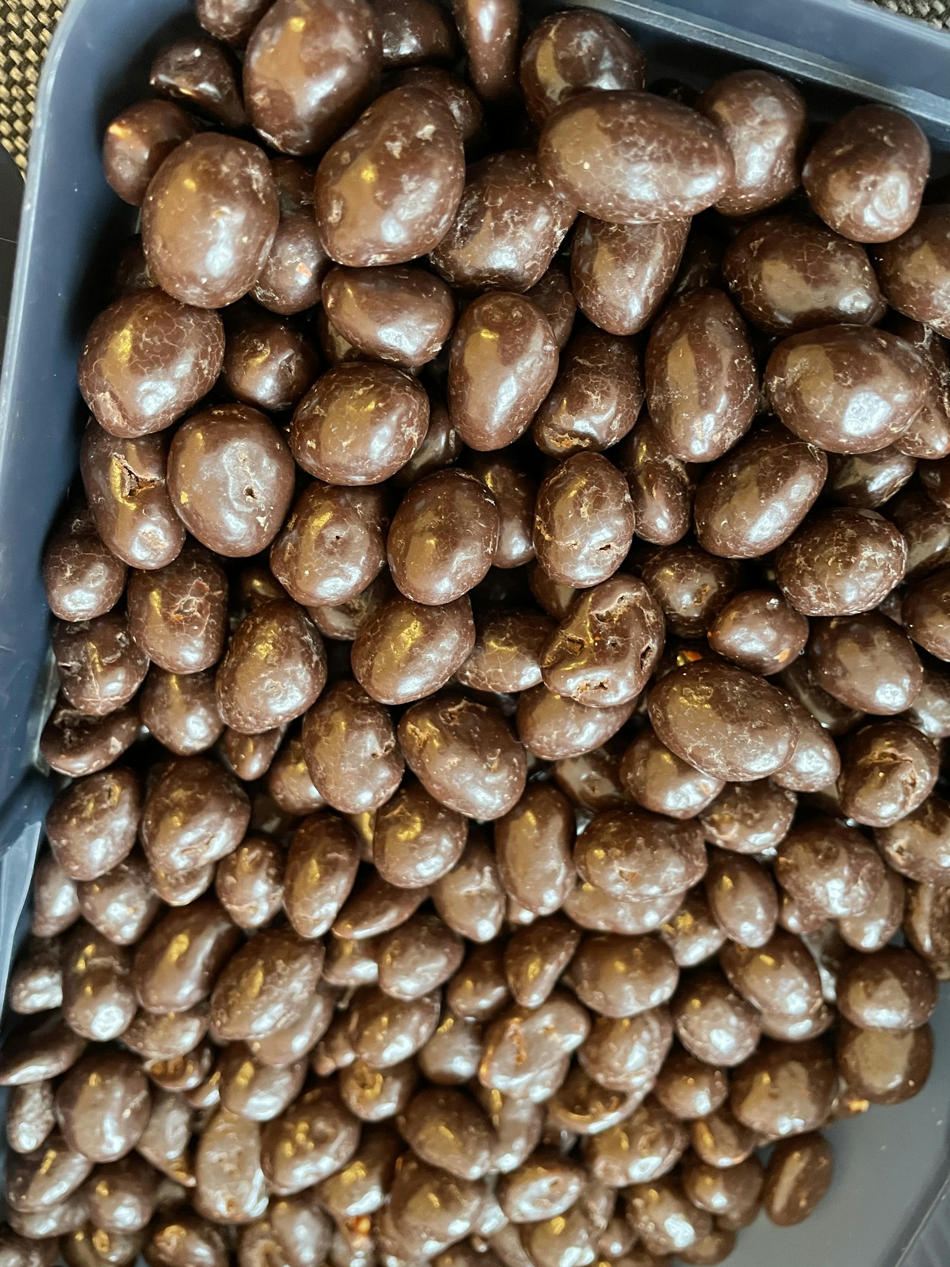 Buy jumbo peanuts covered in dark chocolate | KoRo Swiss